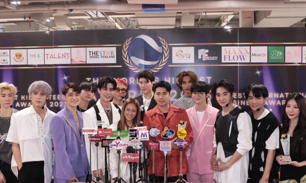 เติร์ก-มิ้นท์ 2 หัวเรือใหญ่ "M Flow Entertainment"เข้ารับรางวัลในงาน ...