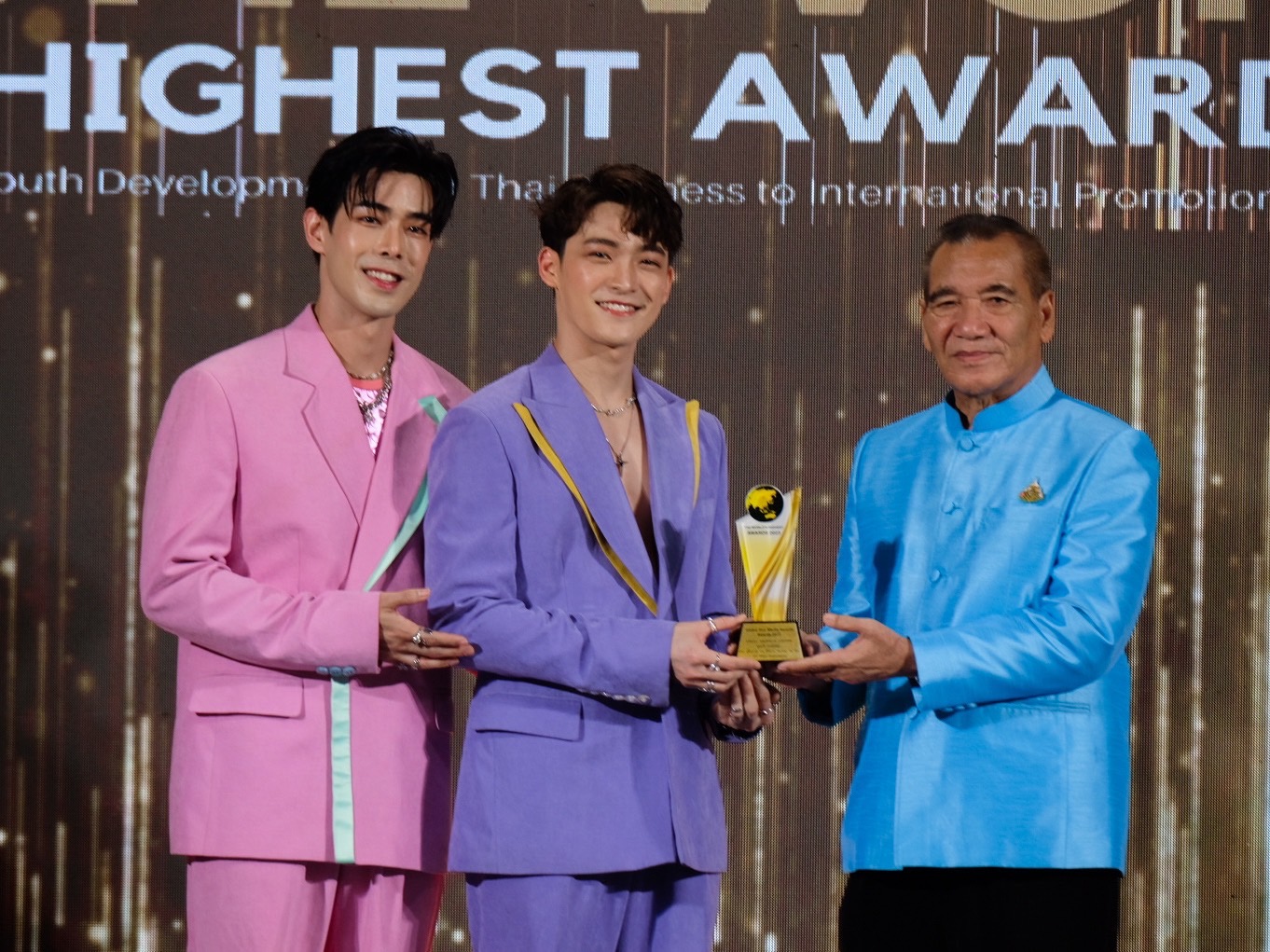 เติร์ก-มิ้นท์ 2 หัวเรือใหญ่ “M Flow Entertainment”เข้ารับรางวัลในงาน ...